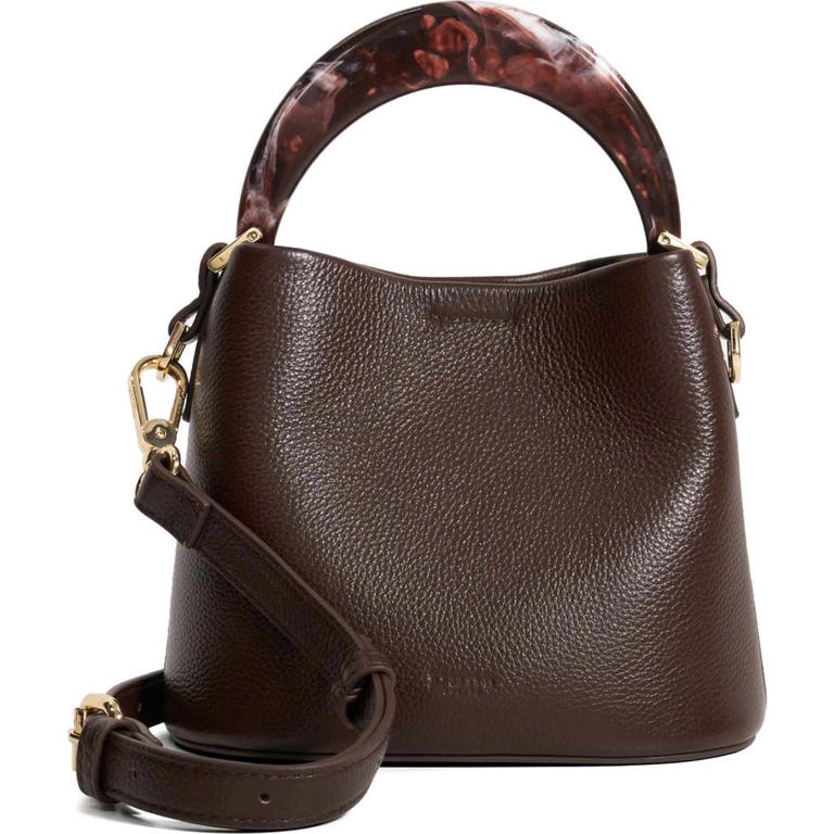Jennifer Aniston’s Burgundy Purse Can Be Yours for $150, and We’ve Got ...