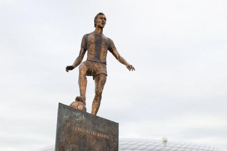 Une statue en hommage à Franz Beckenbauer inaugurée devant le stade du ...