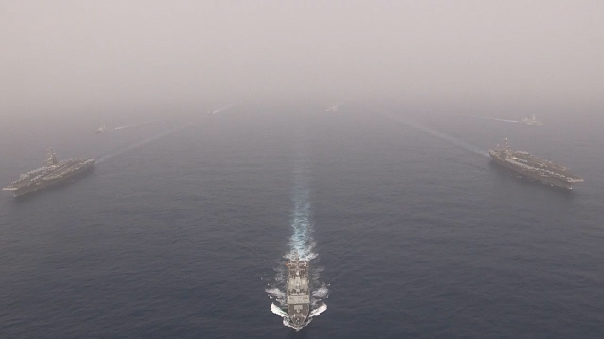 Amerikaanse marineschepen varen in formatie op de Middellandse Zee