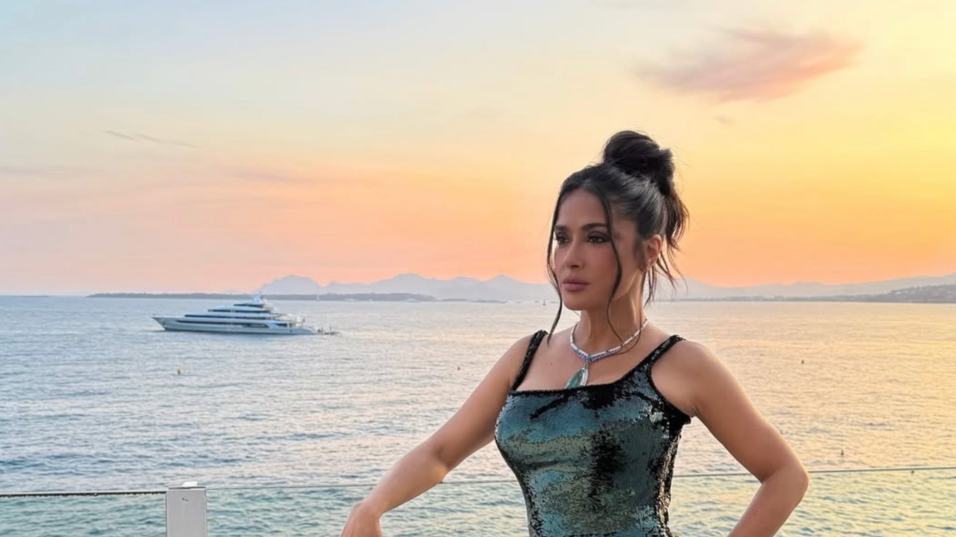 À 59 ans, Salma Hayek fait sensation dans une robe noire ultra glamour