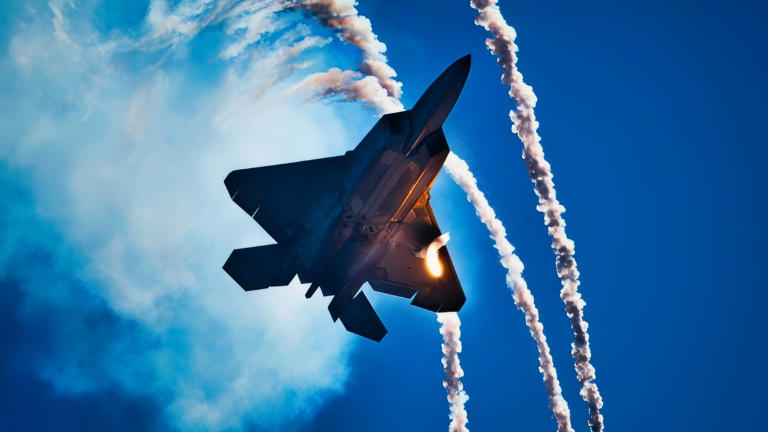F-22N Sea Raptor: Why the F-22 Stealth Fighter Will Never Fly from ...