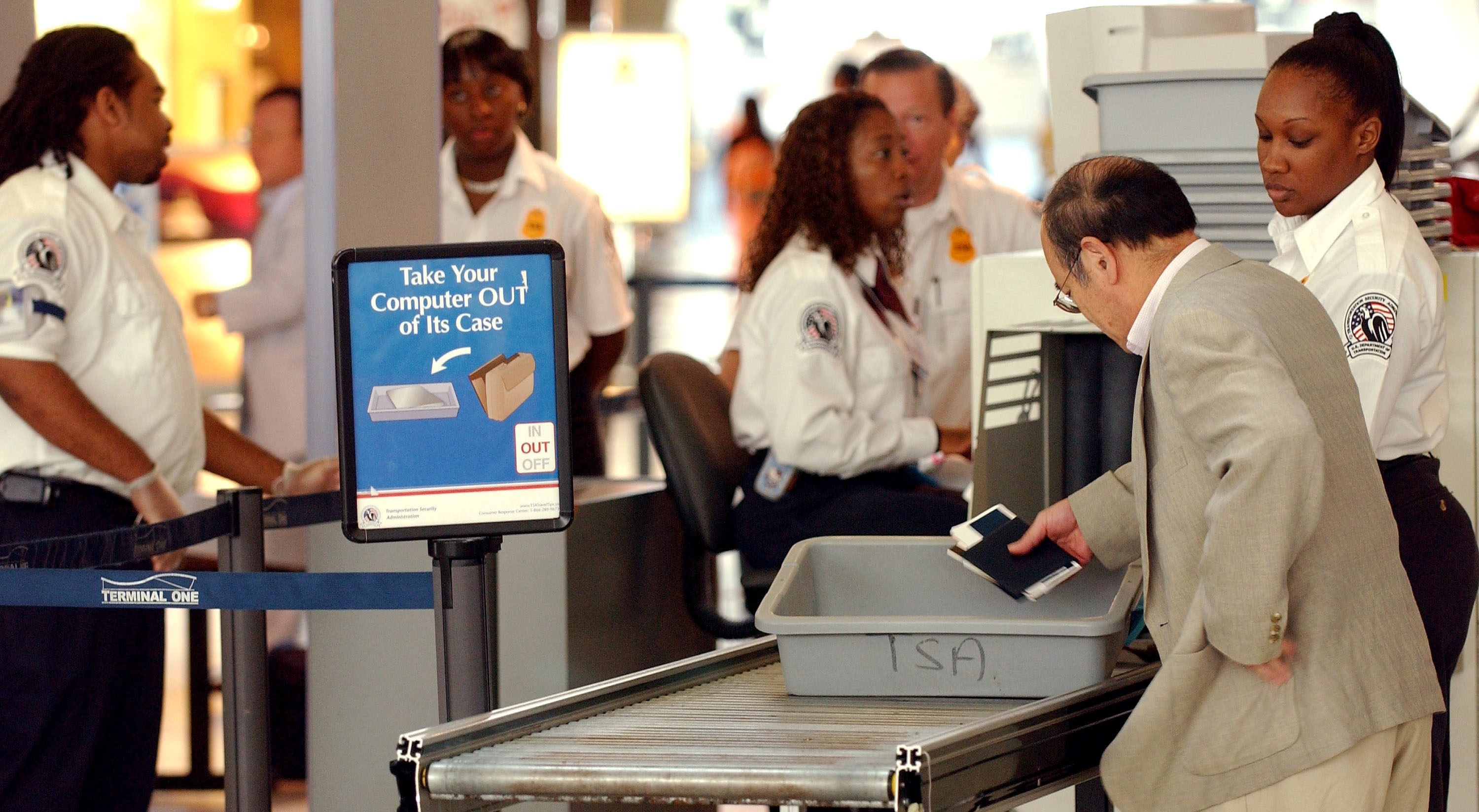 TSA agent's response after man sets off metal detector applauded