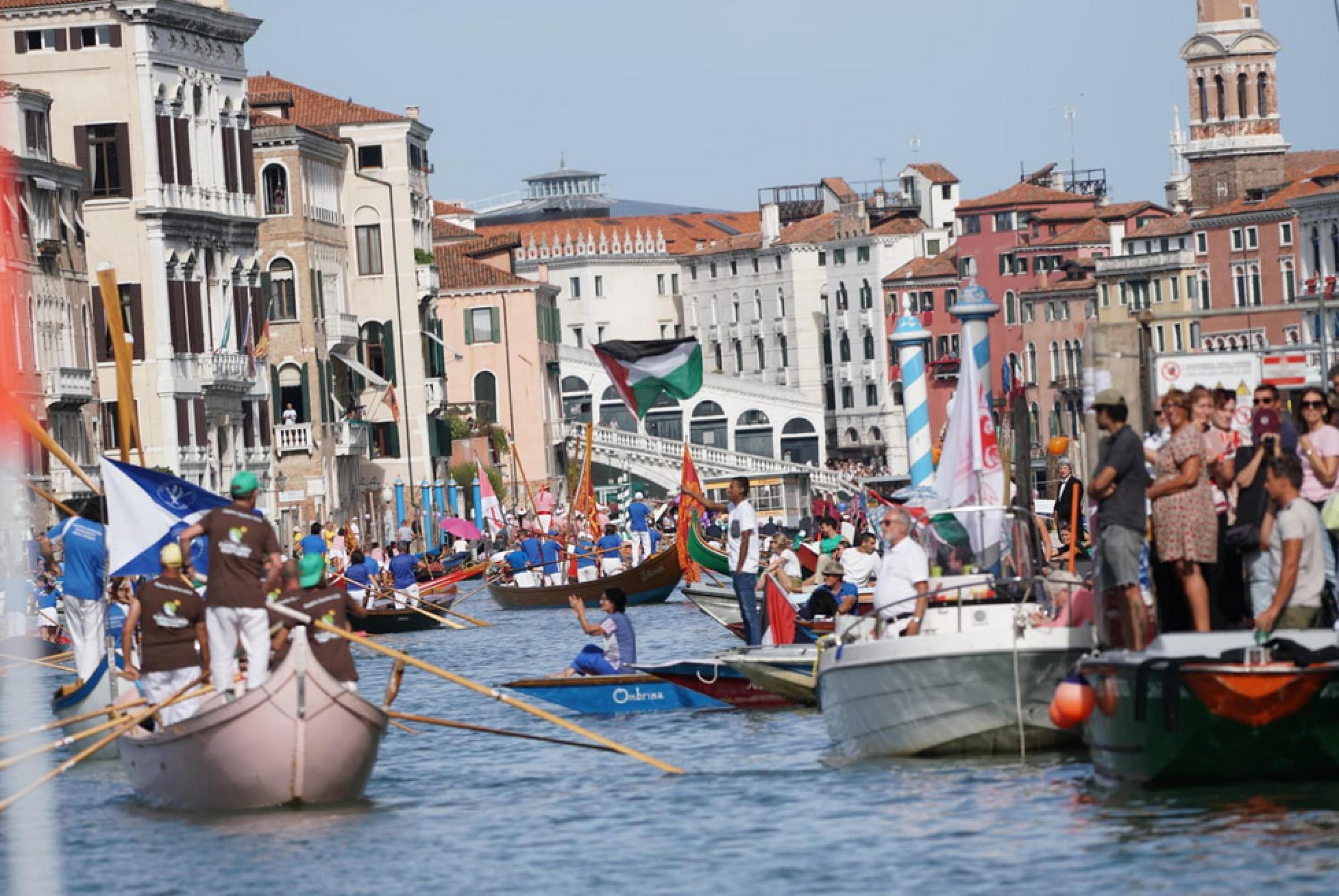 Venezia, turisti stranieri multati dopo i tuffi nel Canal Grande