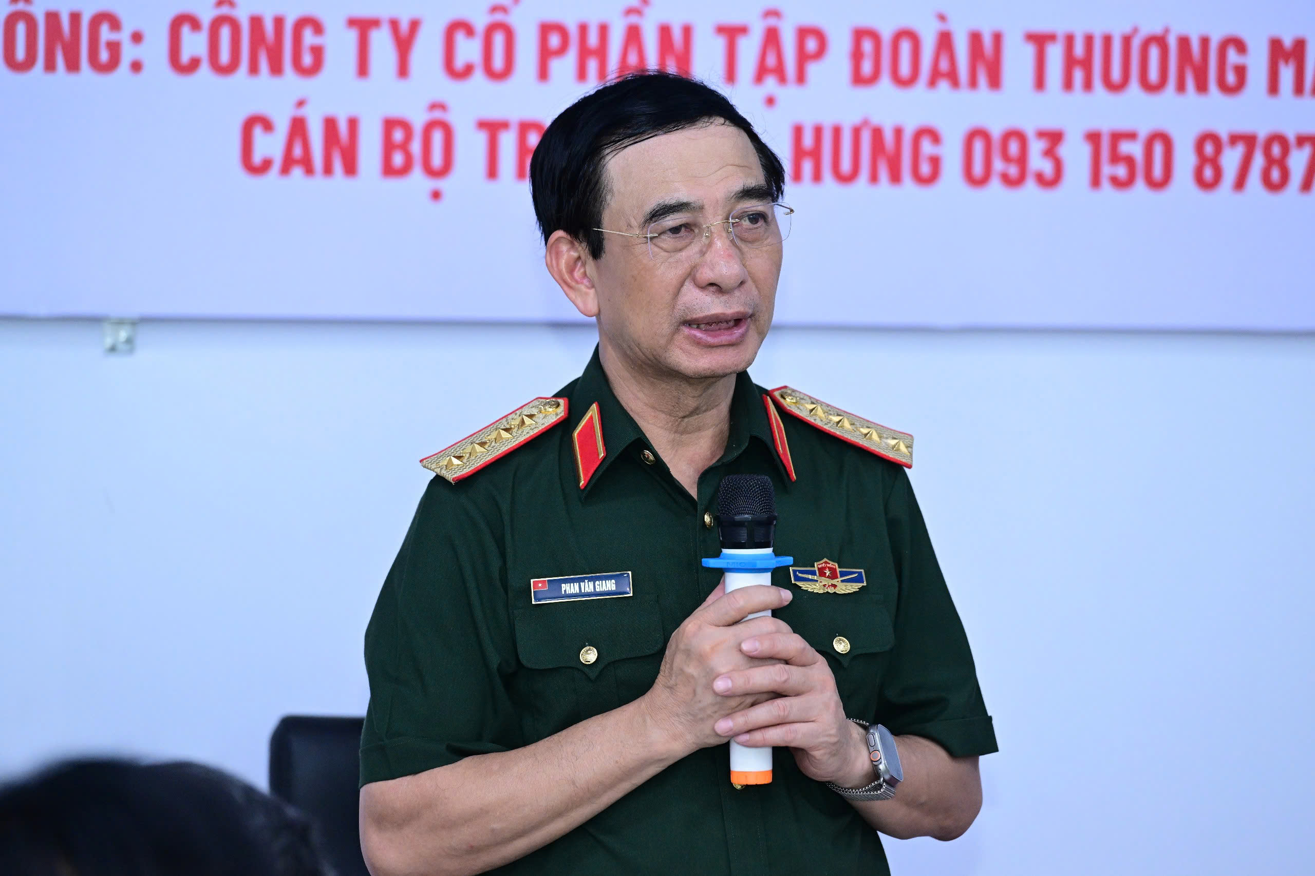 Đại tướng Phan Văn Giang kiểm tra khu trưng bày của Bộ Quốc phòng tại Triển lãm thành tựu đất nước