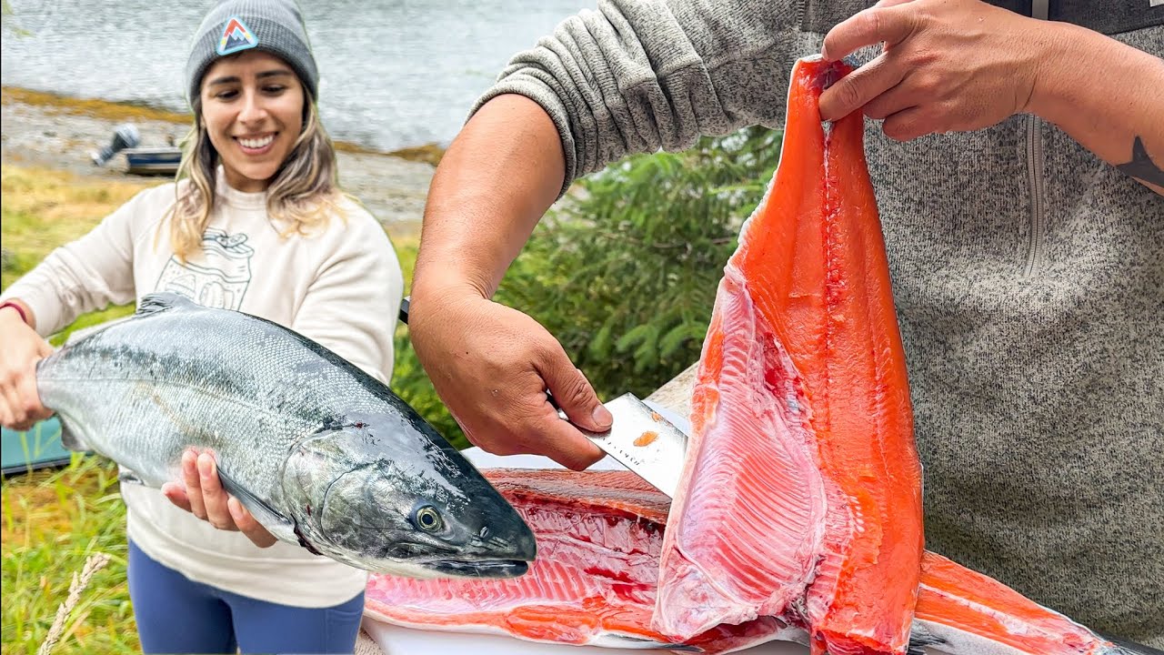 I caught a huge fish in Alaska! 🎣