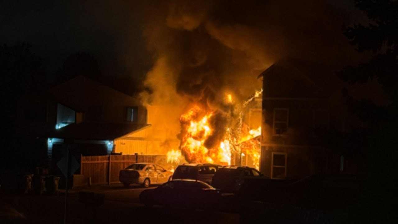 Fire displaces 7 after spreading between homes in Tacoma, WA