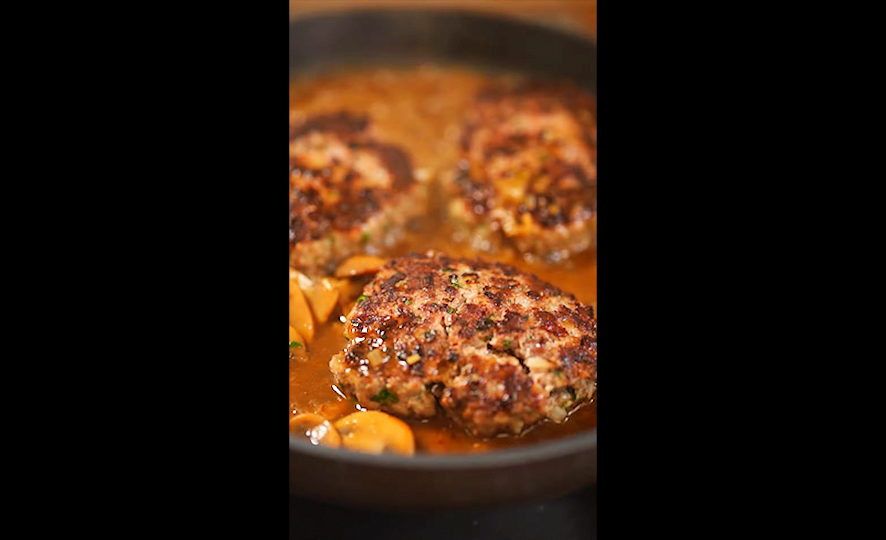 I made the best Salisbury steak ever! 🍽️
