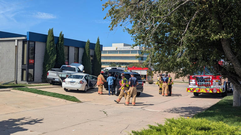 Vehicle crashes into east Lincoln building