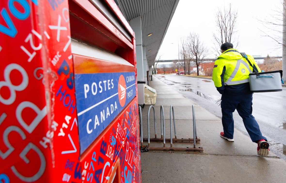 Union demands Canada Post return to bargaining or it will 'consider ...