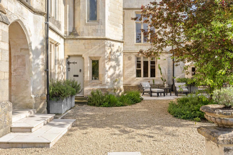Oasis frontman Liam Gallagher rented this 16th-century manor for $23K ...