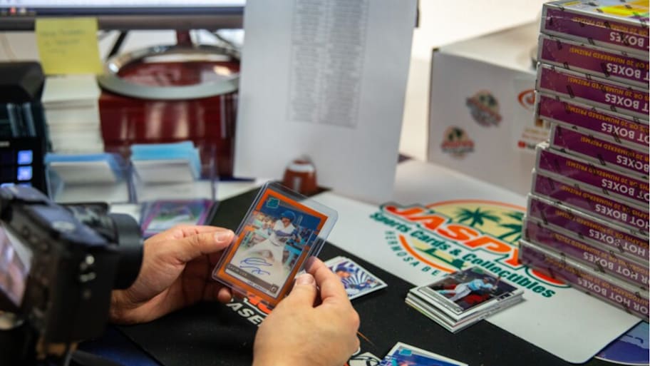 Online breaks highlight the upcoming weekend in the hobby