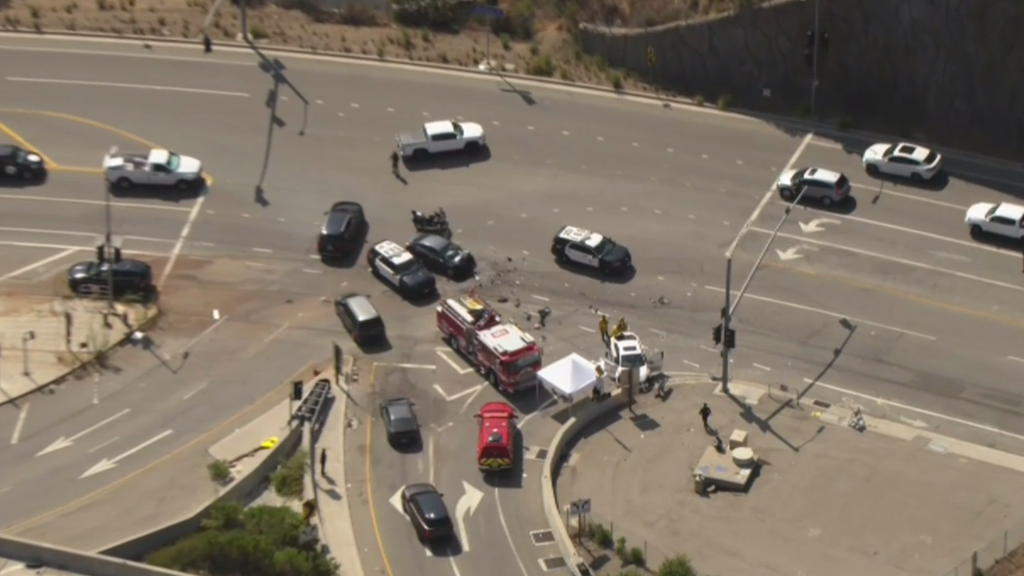 1 dead after multi-car crash on 405 Freeway offramp in Brentwood
