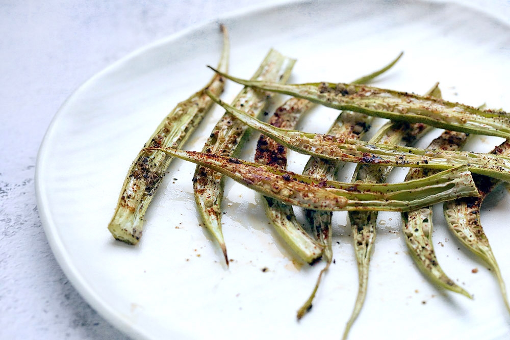 Spicy and crispy, this is the perfect okra snack for a healthier binge!