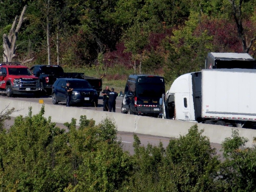 One dead in head-on crash on Hwy 401 in Kingston