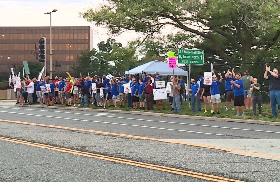 IAM union modifies offer to Boeing after meeting with mediator