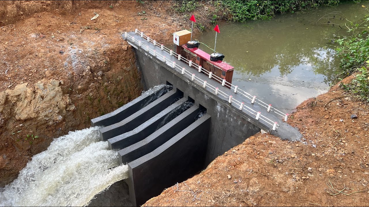 Construction of a powerful 4-gate discharge dam