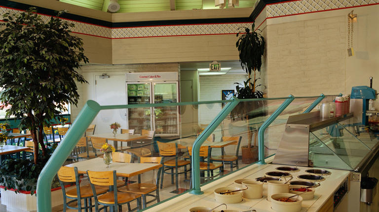 Here's What 5 Chain Restaurants Looked Like In The '80s
