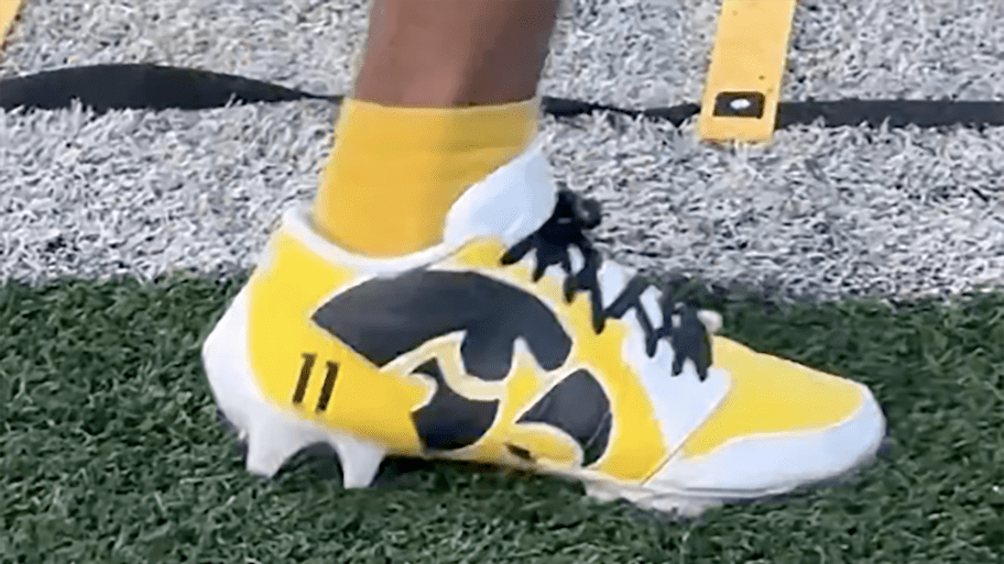 Iowa commit Darion Jones Flashes in Custom Hawkeye Cleats