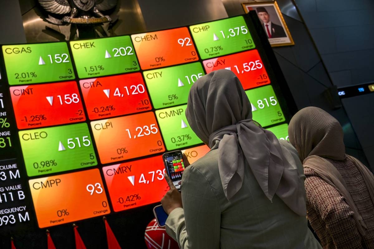 Stocks hang onto gains as rate cuts in focus
