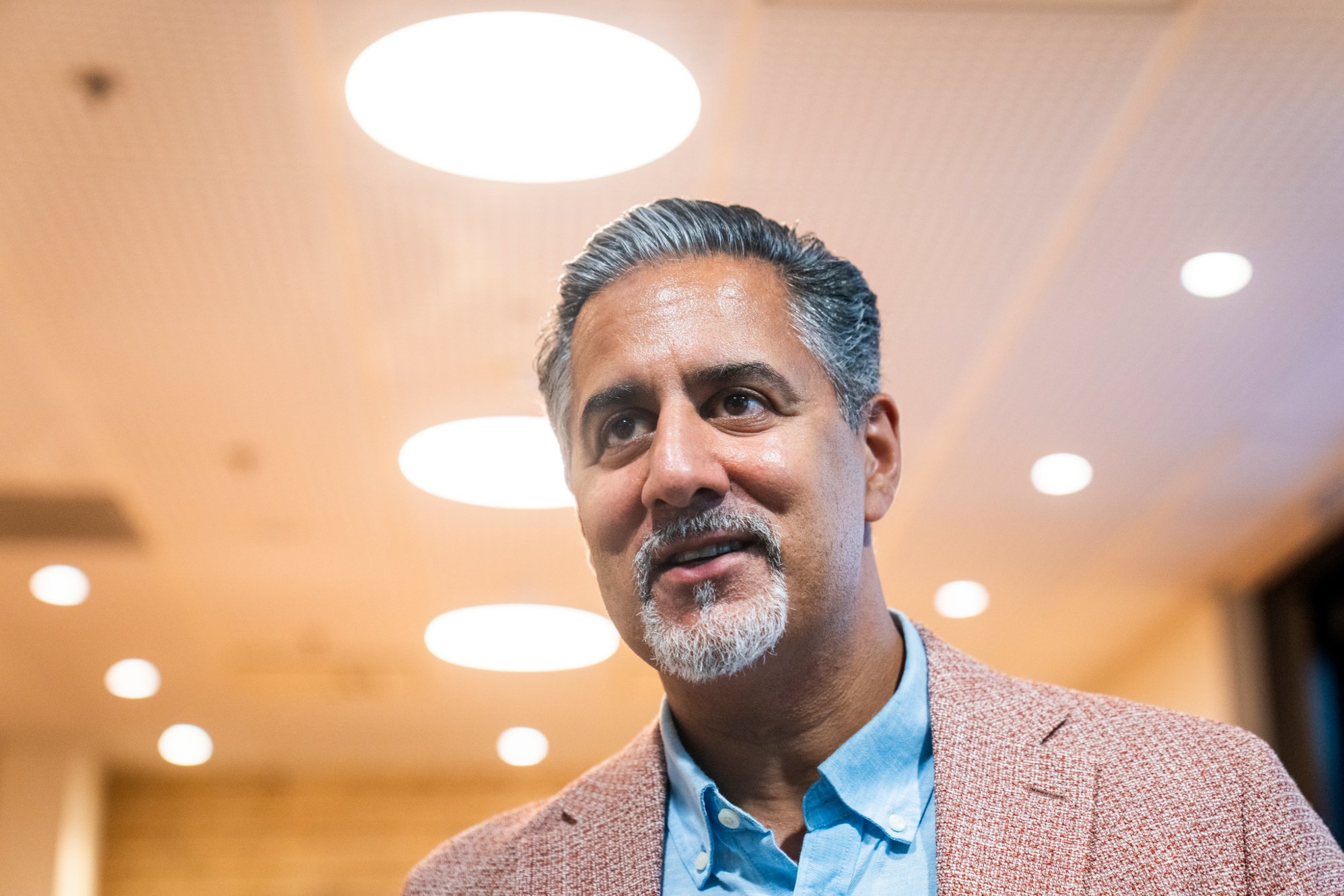 Abid Raja lanserer krimroman