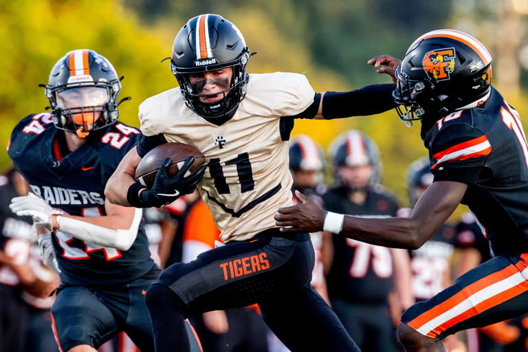 PHOTOS: Fenton plunges Flushing with blowout victory in first Metro ...
