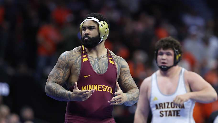 Minnesota legend Gable Steveson mauls opponent to win MMA debut