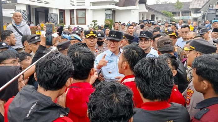 Mahasiswa Berdemo Tuntut Janji Pencabutan Tunjangan DPRD Sukabumi, Sebut Bertolak Belakang ...