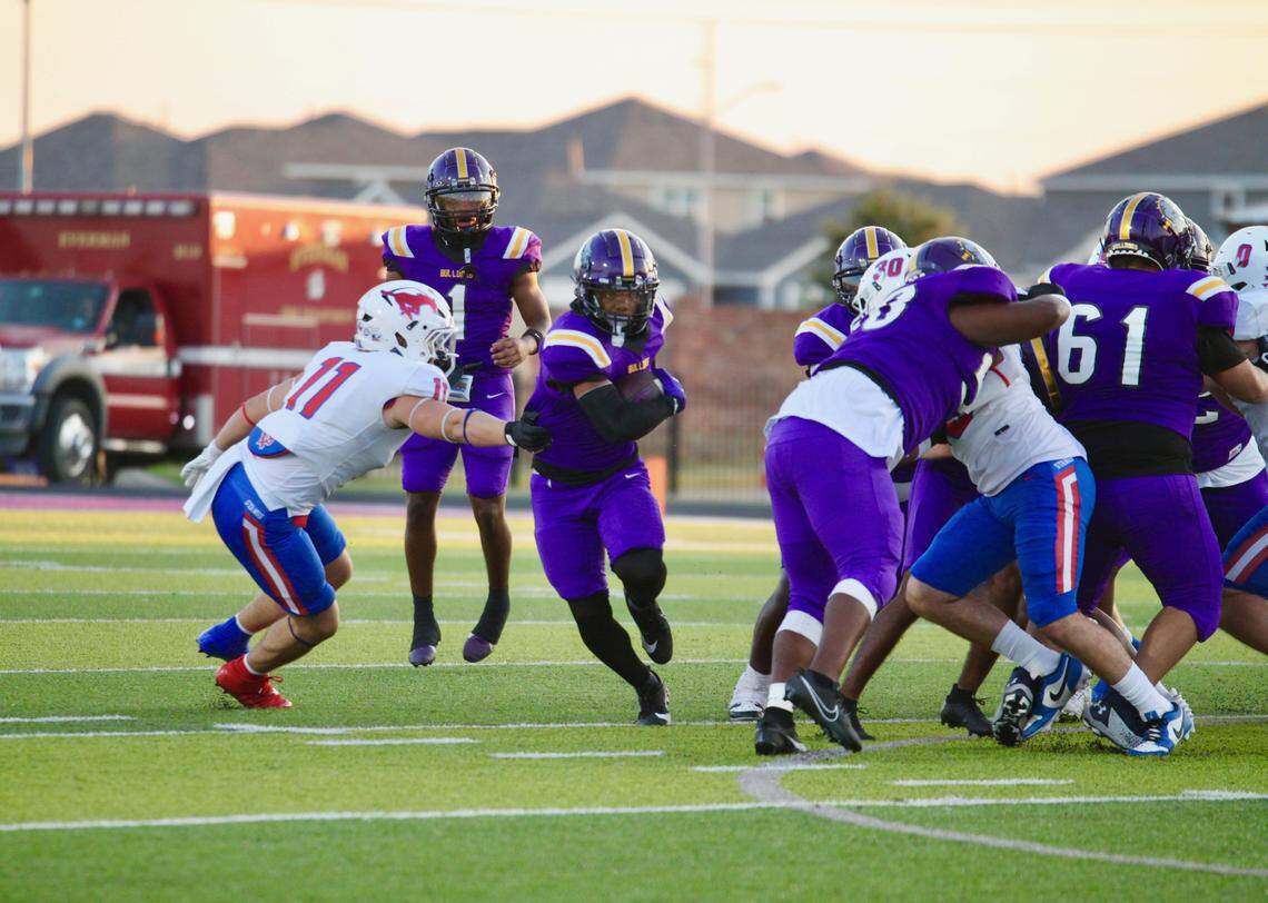 Everman surprises Grapevine to open district with a win over the Mustangs