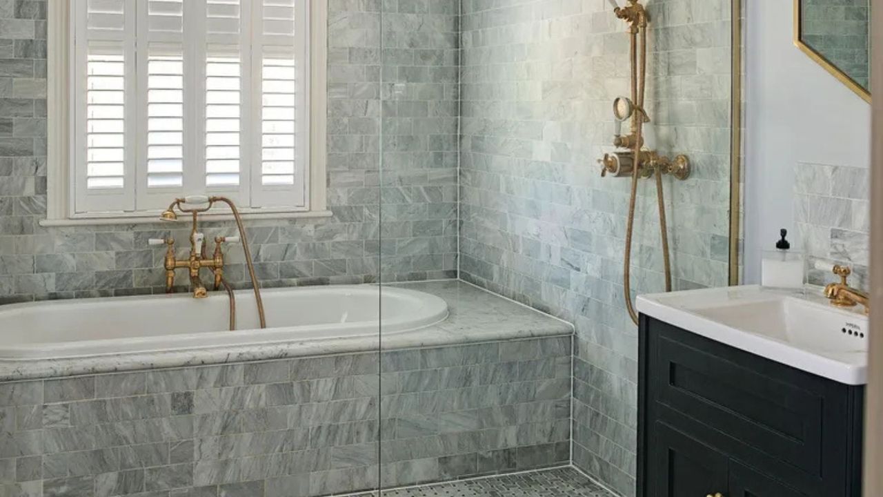 Goodbye boring white bathtubs, all the chicest bathrooms I'm seeing ...