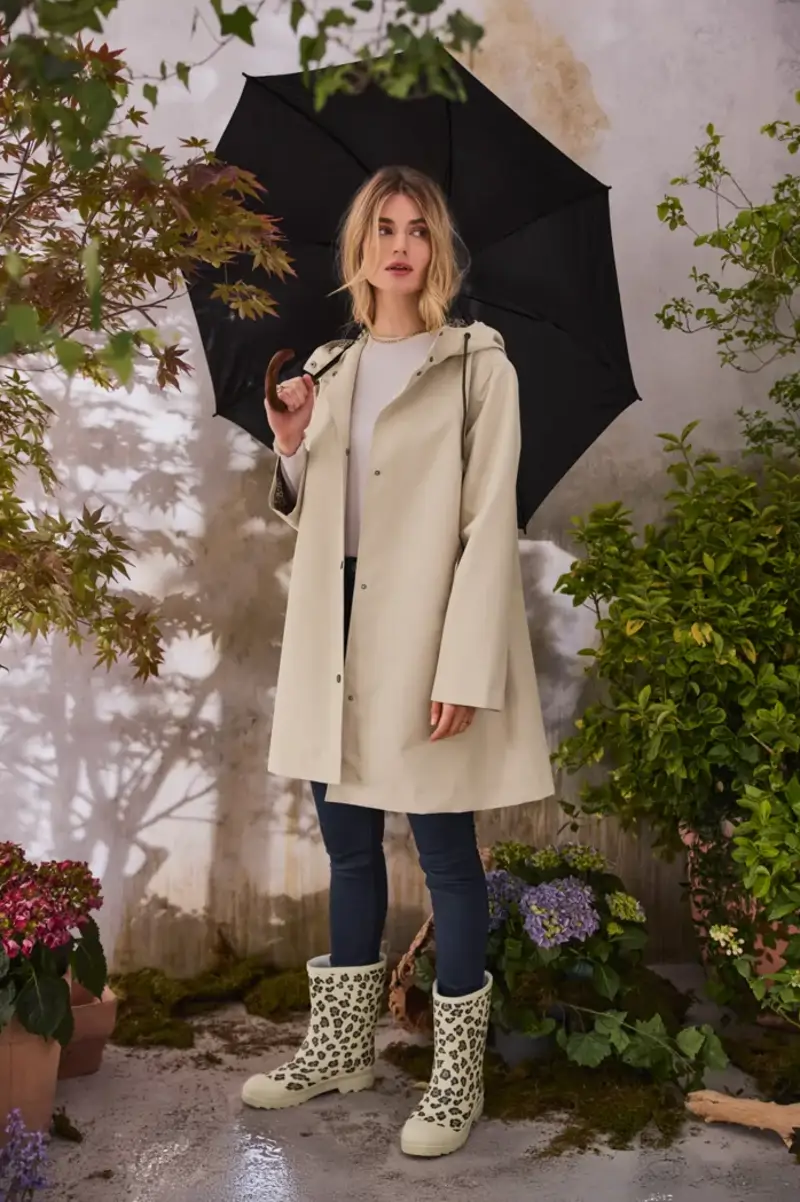 La gabardina impermeable elegante y práctica para las primeras lluvias ...