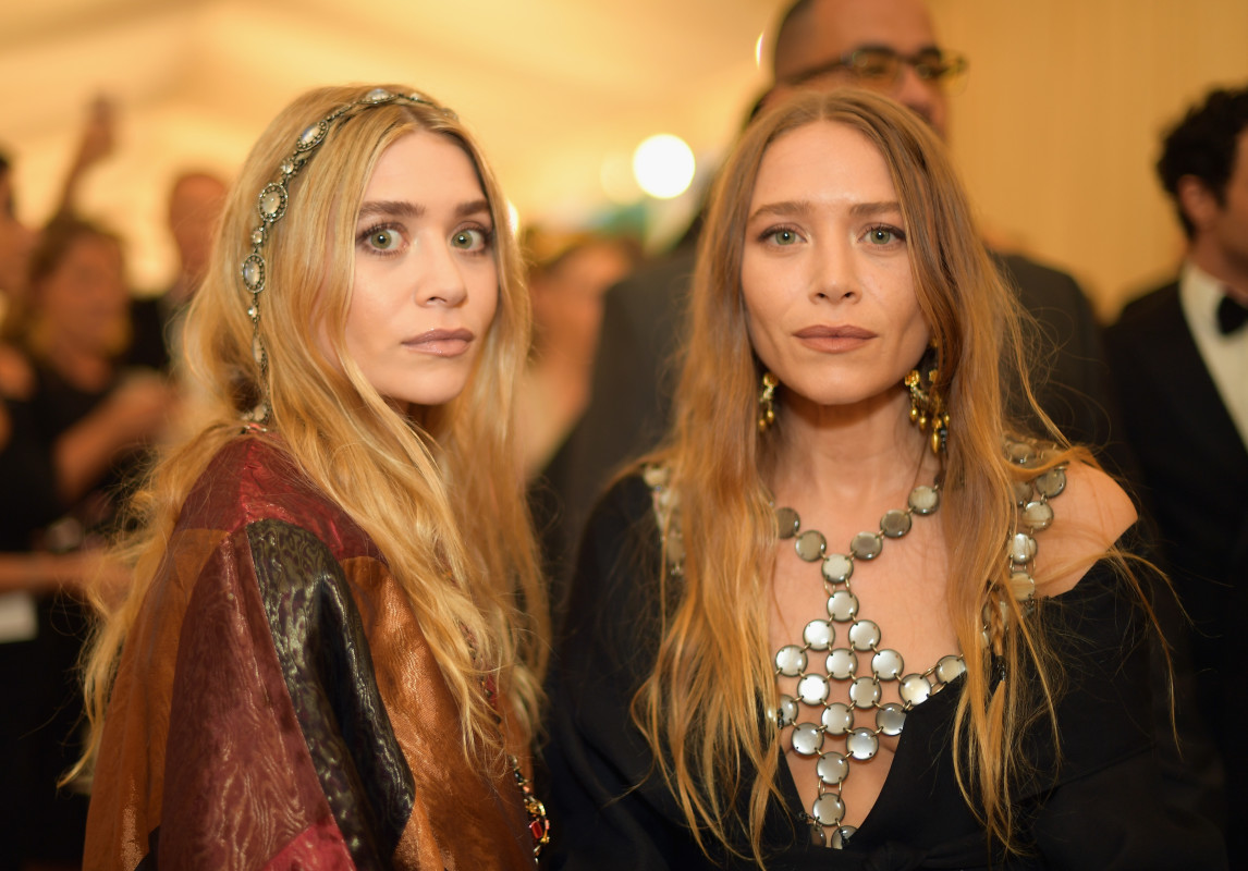 Mary Kate And Ashley Olsen Pose For Rare Photo At Nyfw 7000