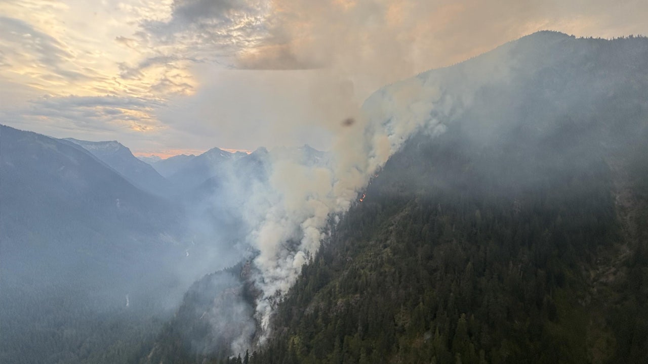 Hikers describe ‘dystopian’ skies as Perry Fire grows in WA's North ...