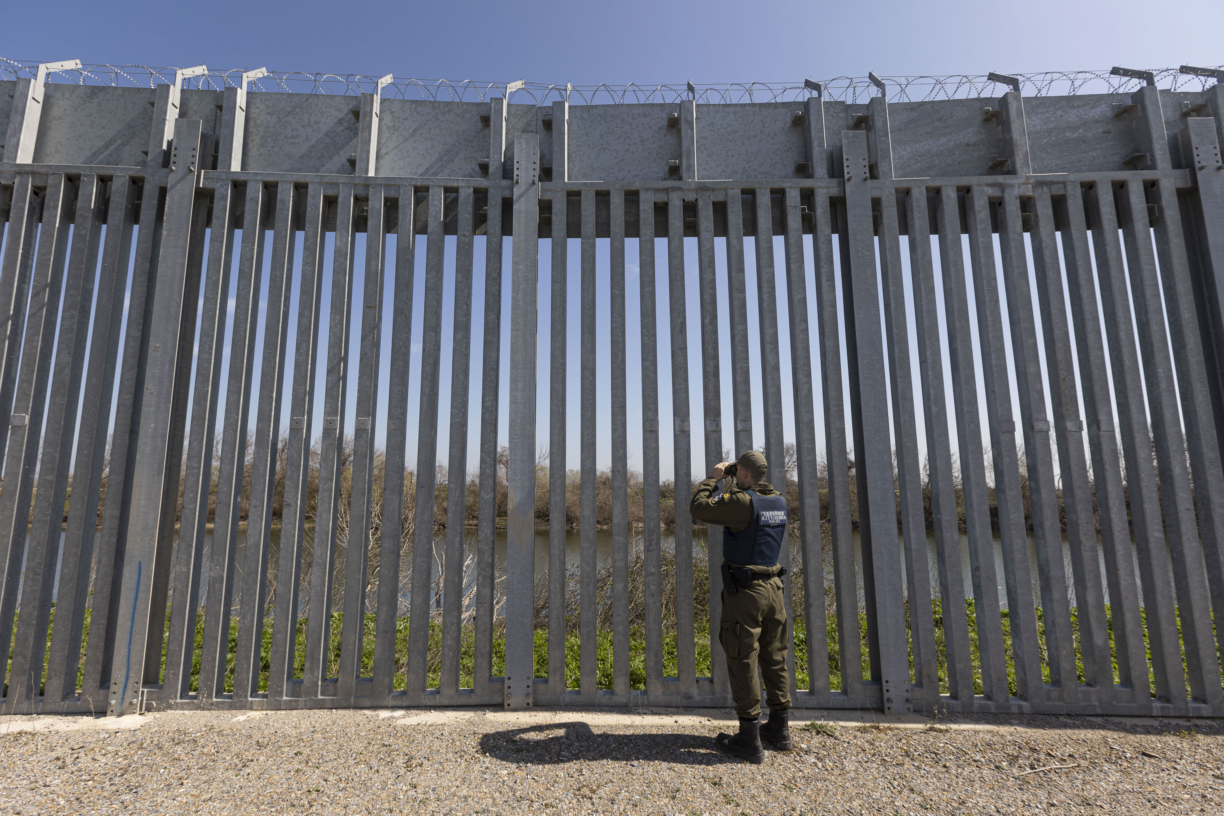 Nieuwe rechtszaak tegen Trump: Migranten beweren 16 uur in dwangbuizen ...