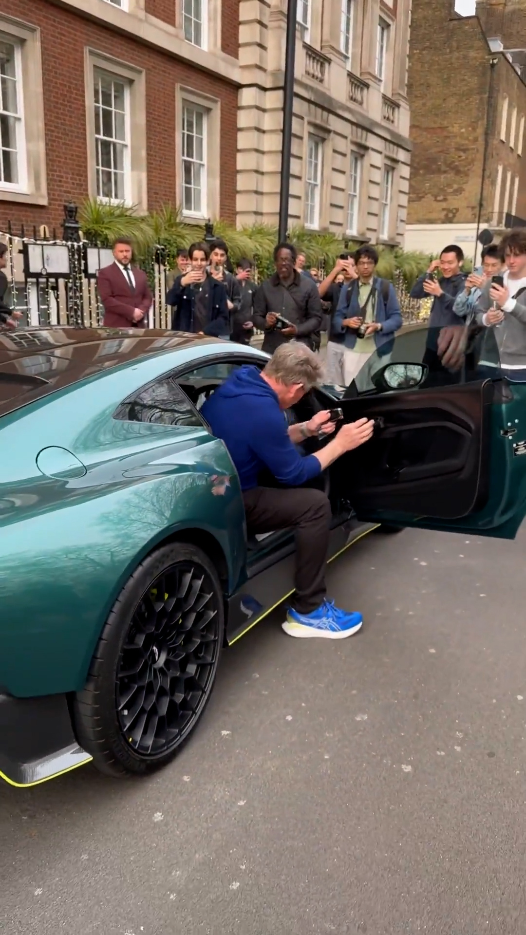 Gordon Ramsay met zijn Aston Martin Valour van 1,5 miljoen dollar