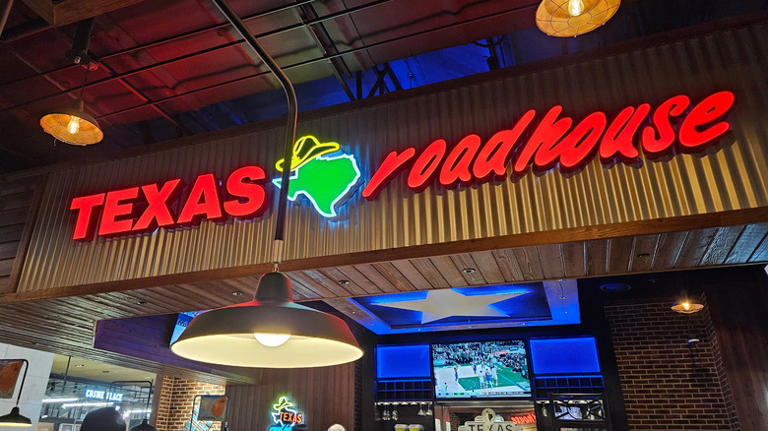 These Are The Only Days Texas Roadhouse Is Open For Lunch