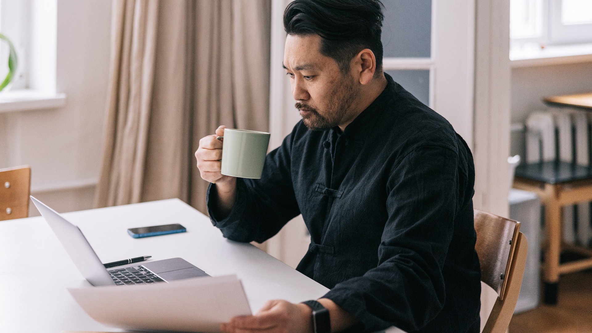 I’m a financial advisor: 3 types of bills millionaires never put on autopay