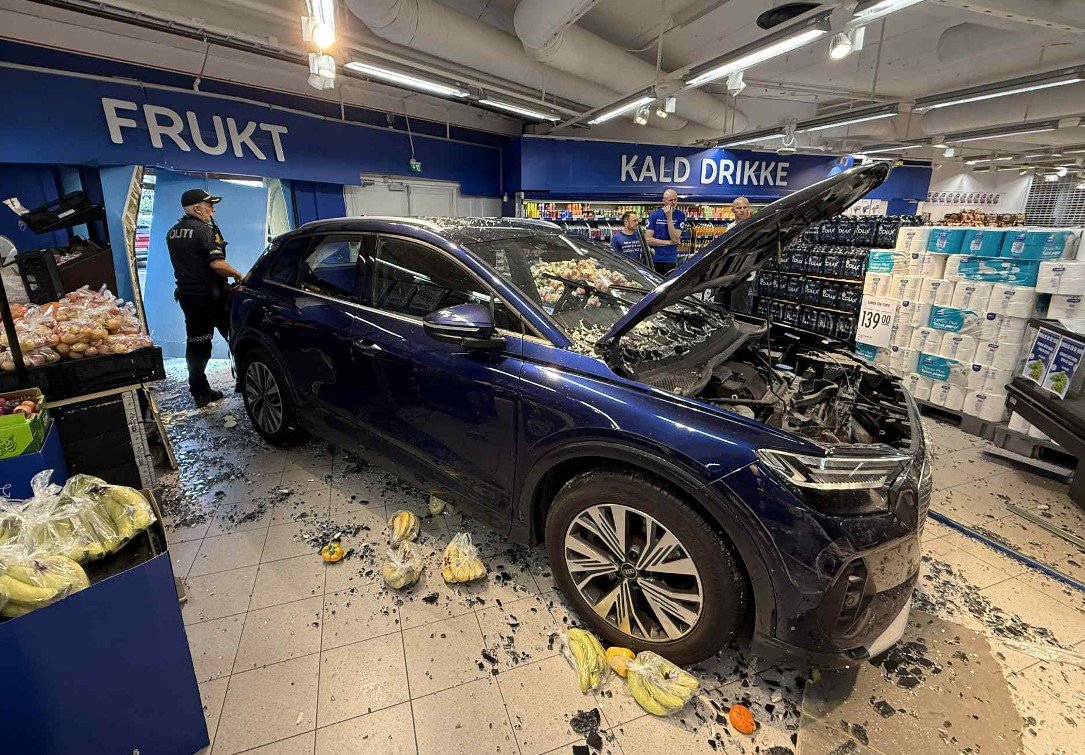Bil kjørte inn gjennom vinduet på Rema 1000-butikk i Sarpsborg