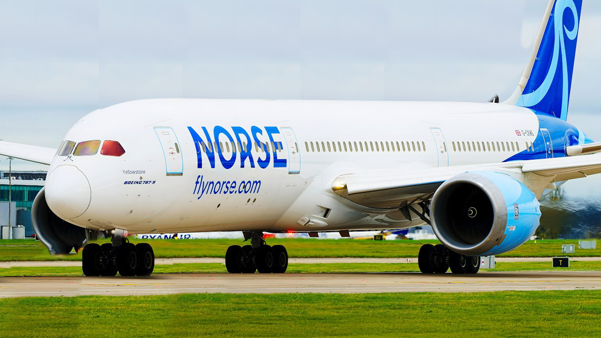 Empty Boeing 787-9 Takes Off