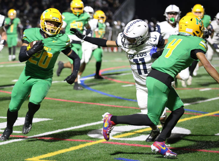 Friday night lights: Bonilla’s three touchdowns lead Toreadores past Aptos
