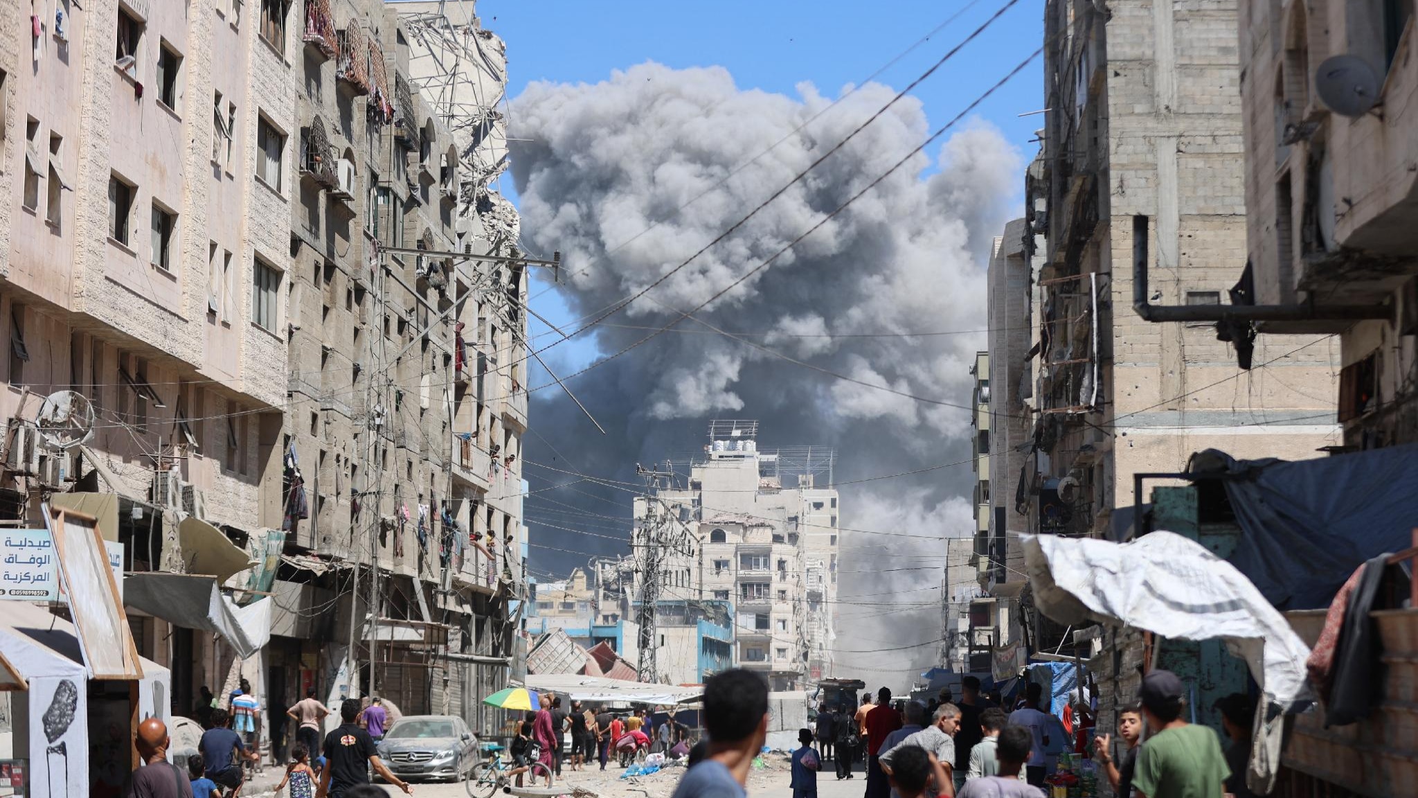 Le immagini della devastazione e la fuga da Gaza city, 18mila gli ...