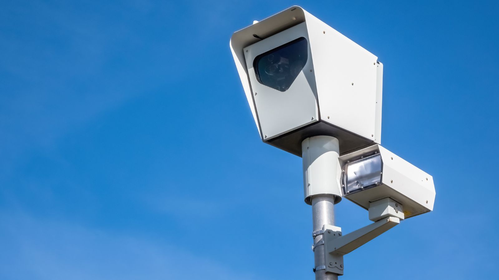Why U.S. Riders Can Sometimes Run Red Lights (and Canadians Usually Can’t)