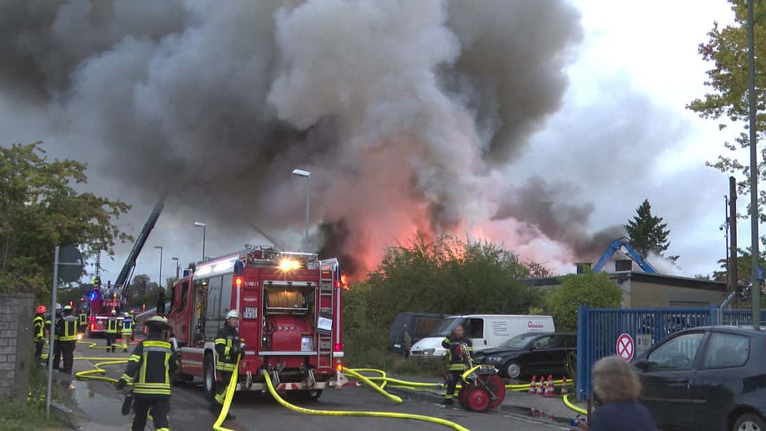 Großfeuer bei Ludwigshafen: Hier brennen Hunderte Autos