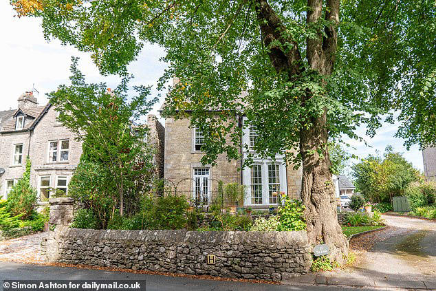 How homeowner went to war with neighbour nextdoor after building 20ft ...