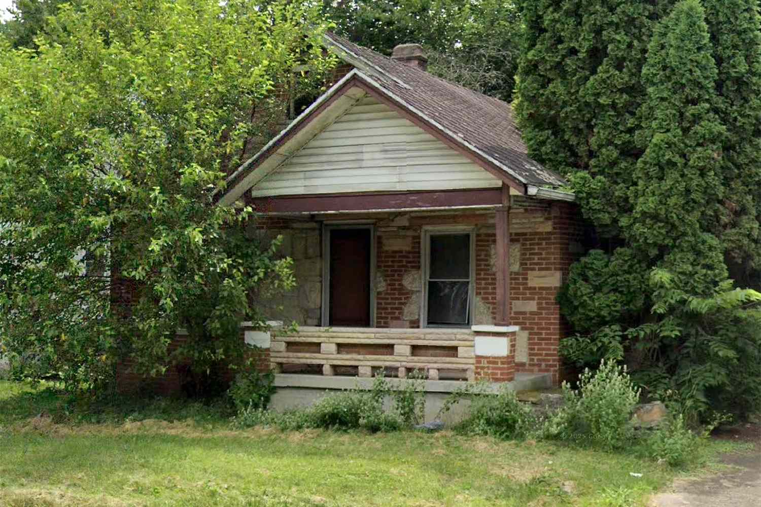 ‘Very Decomposed’ Body Found in Home for Sale During Walk-Through ...