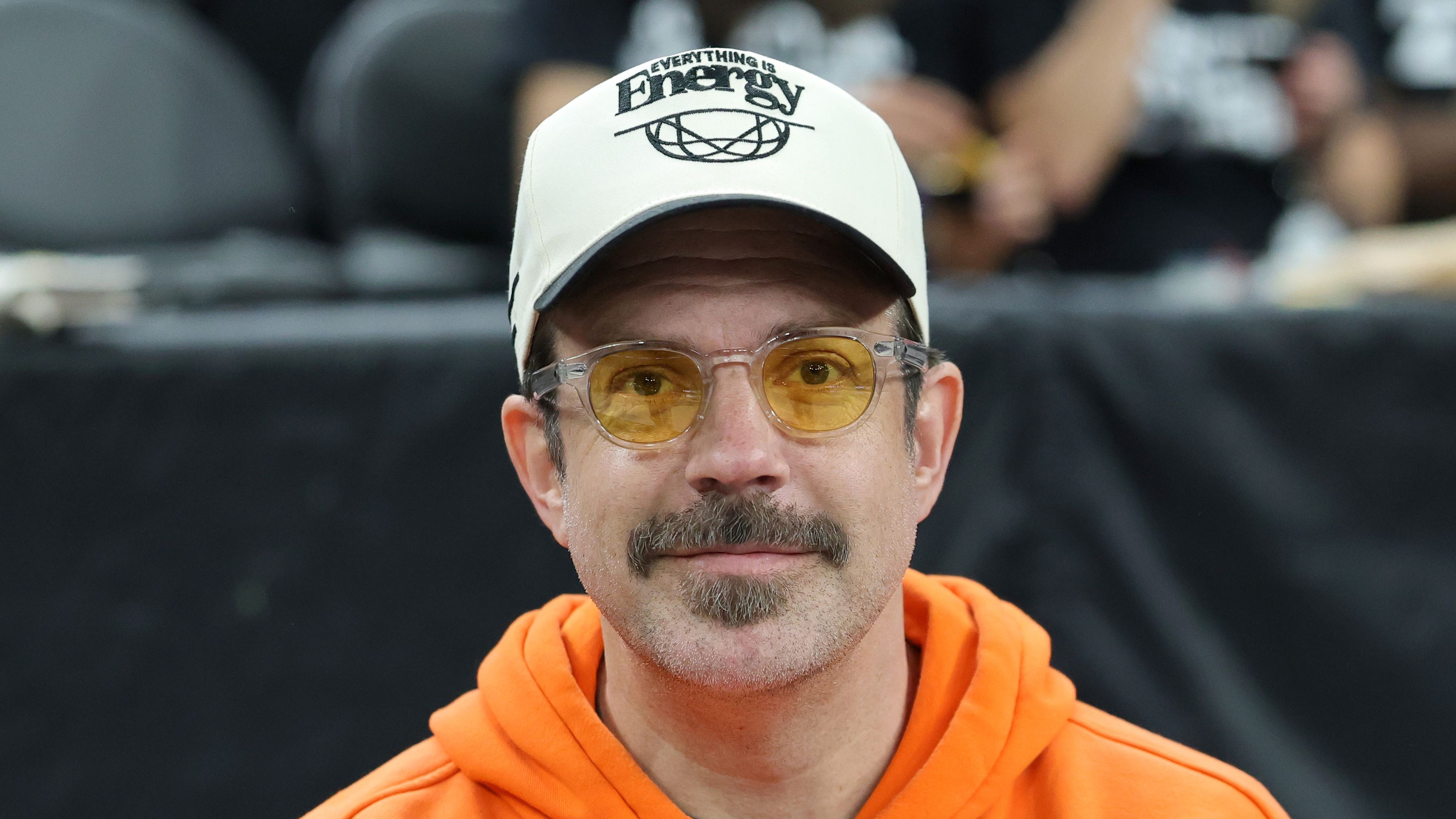 VIDEO: Ted Lasso getting tips? Actor Jason Sudeikis watches on ...