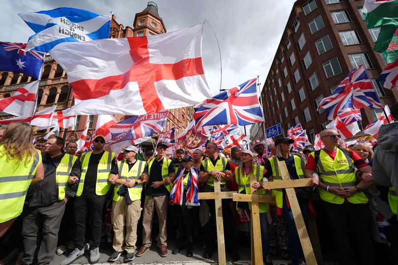 Pictures show Tommy Robinson protestors as thousands descend on Central ...