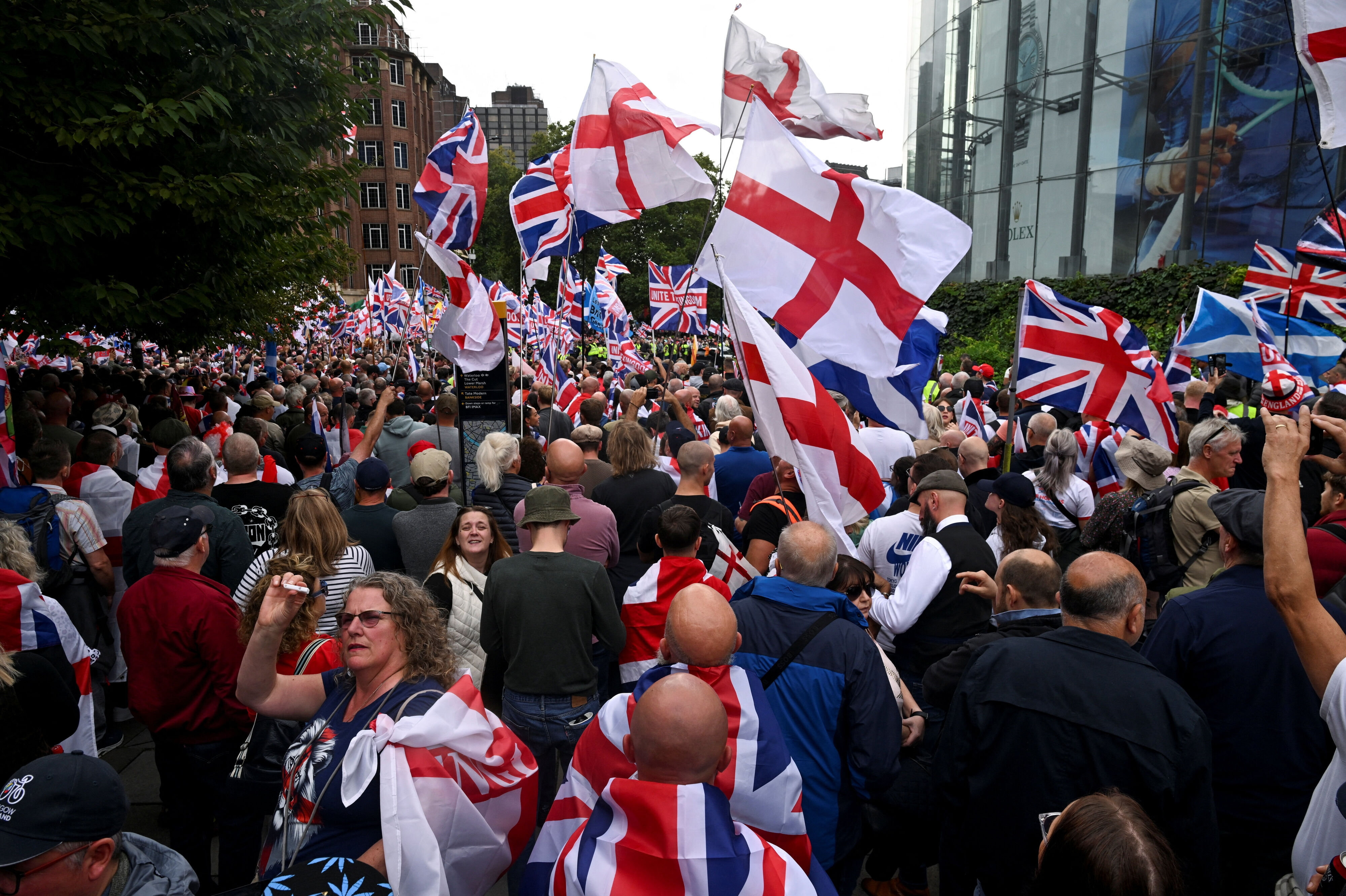 Over 100.000 personer deltager i højreaktivistisk demonstration i London