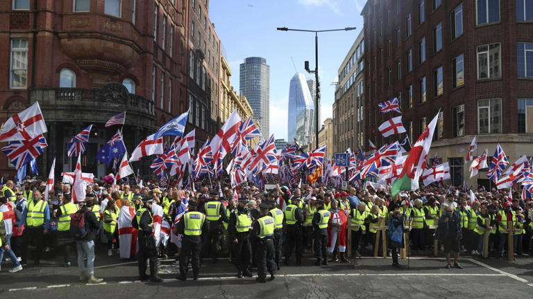 Thousands gather in London for 'Unite the Kingdom' rally
