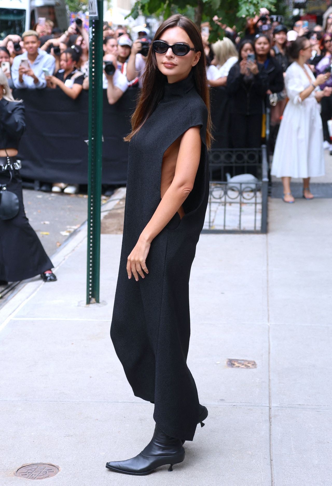 Rosalía, Lily Collins, Emily Ratajkowski… le chic et minimaliste front ...