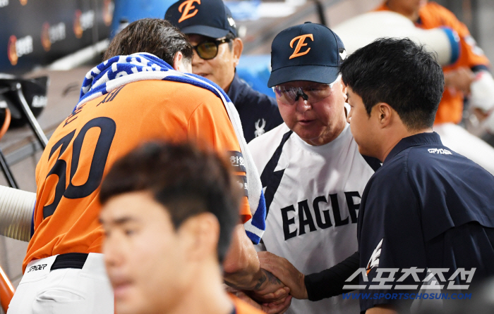 Director Kim Kyung-moon visited Ponce and held his hands tightly